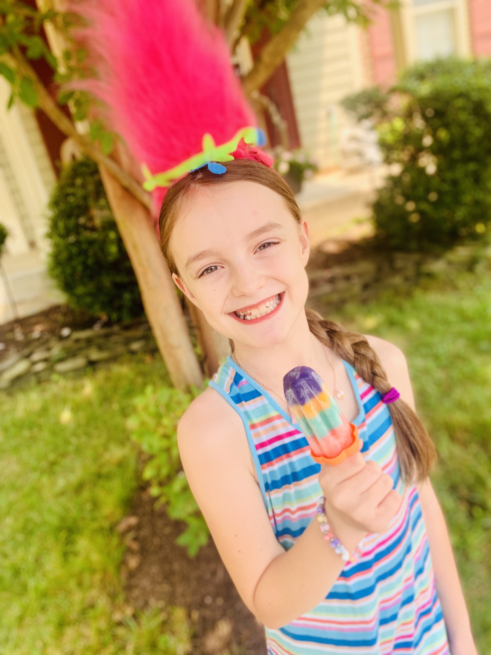TROLLS - Queen Poppy's Rainbow Pops! - Mom the Magnificent