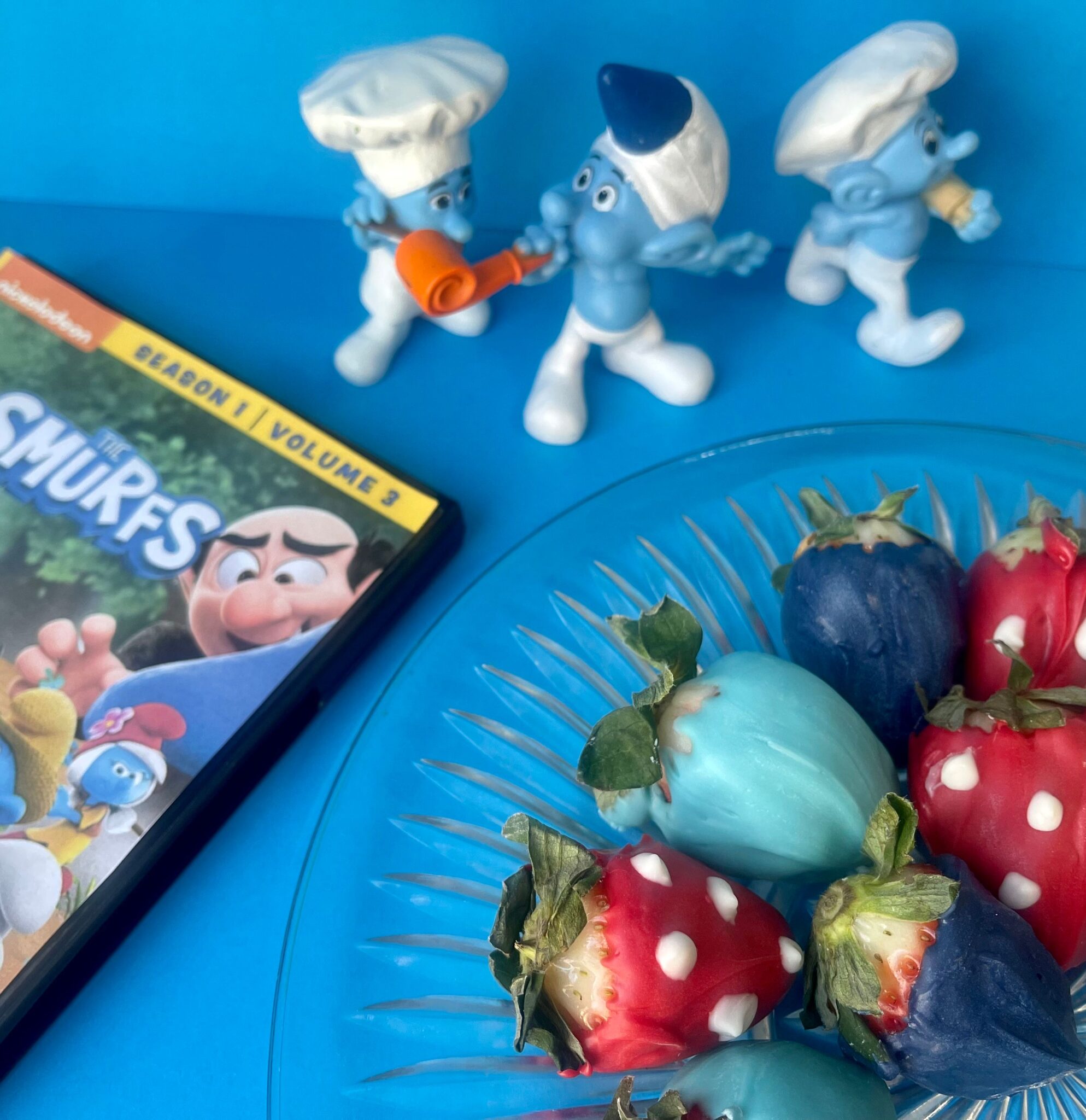 Chocolate Covered Smurf Berries - Mom the Magnificent
